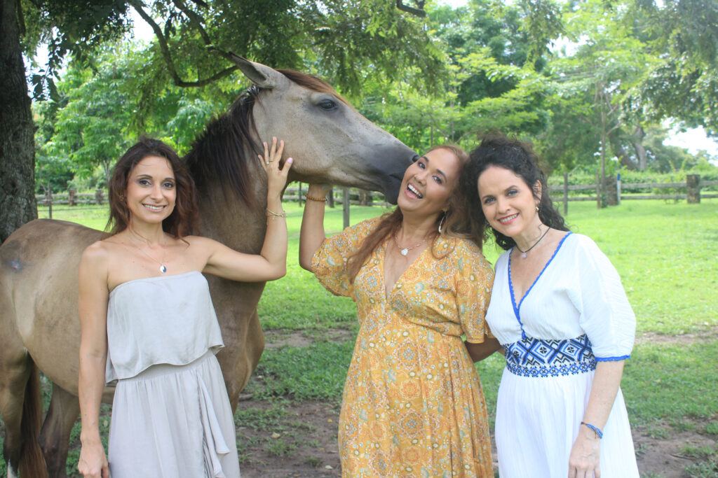Lobas danzando con caballos - La Cueva de Sal